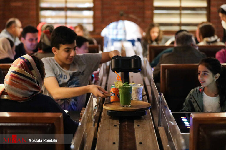 Middle East’s First Robotic Restaurant Opens In Tehran