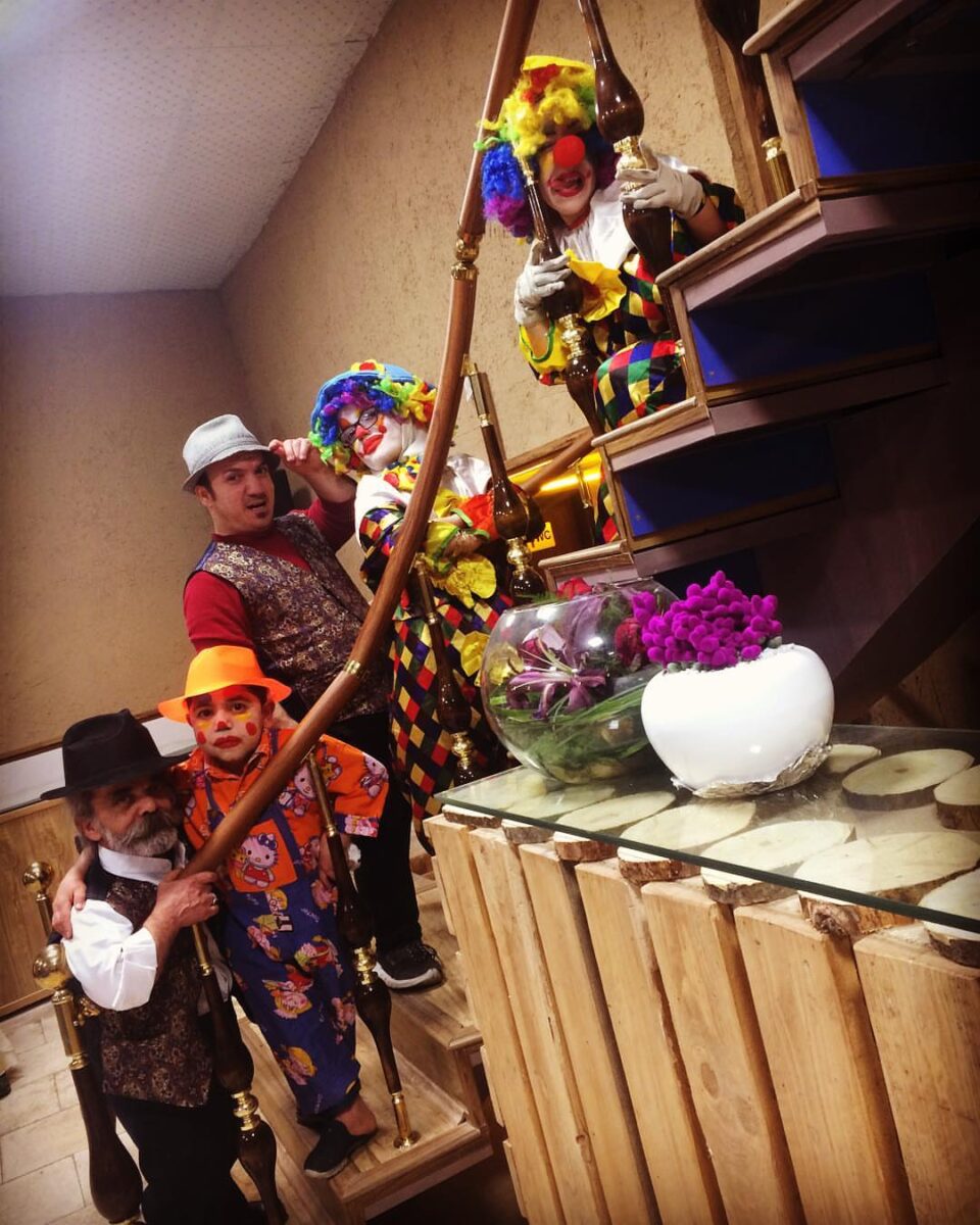 Café Nanism; A Cozy Place In Tehran Run By Short People - Iran Front Page