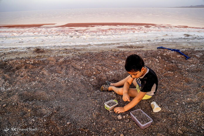 Iran In Photos: Water In Howz Soltan Lake Turns Red - Iran Front Page