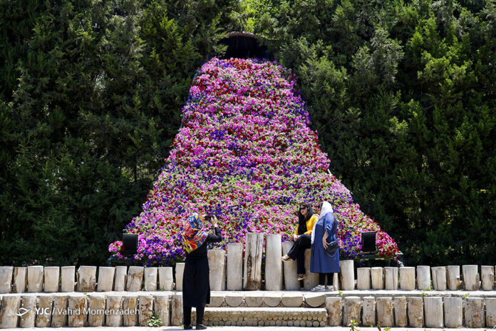 Iran's Beauties In Photos: Flower Garden Of Isfahan - Iran Front Page