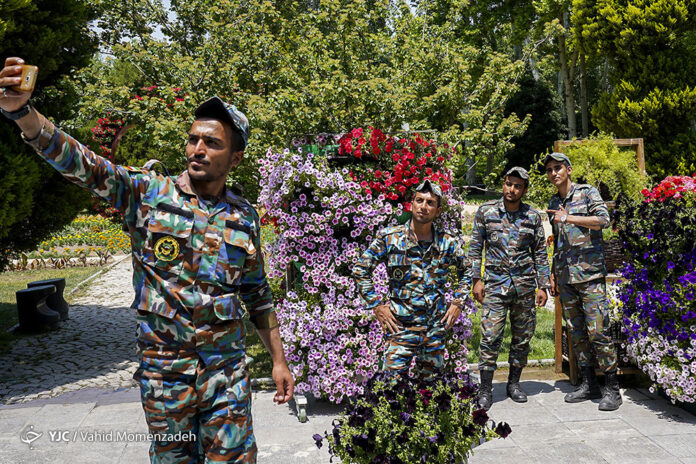 Iran's Beauties In Photos: Flower Garden Of Isfahan - Iran Front Page