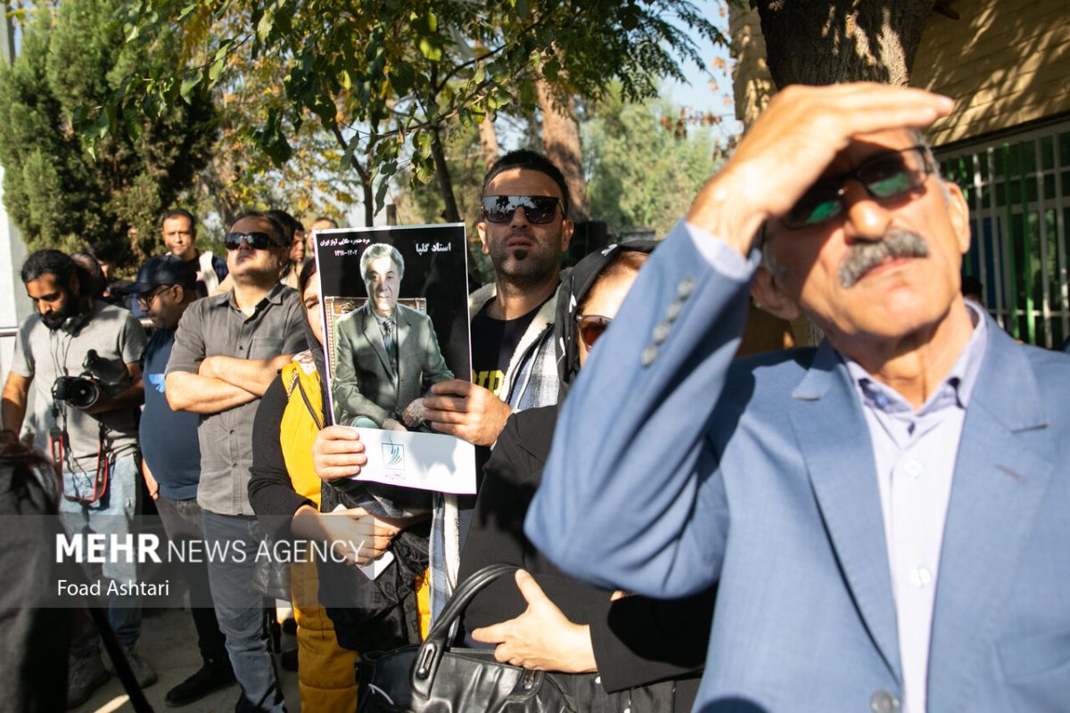 Iranian Singer, Akbar Golpayegani, Laid To Rest - Iran Front Page